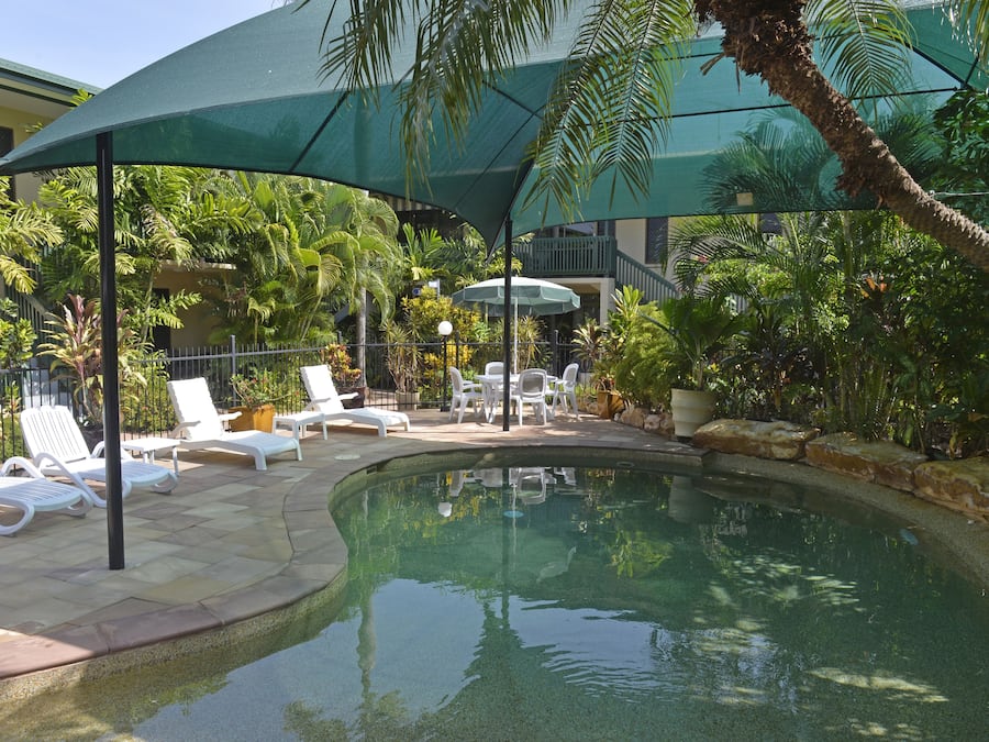 Piscina externa, espreguiçadeiras