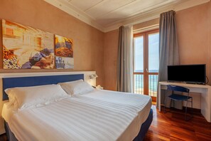 Estúdio Superior, 1 quarto, vista parcial para o mar | Edredões de penas, minibar, cofre no quarto 