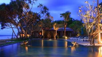 Piscina exterior, espreguiçadeiras