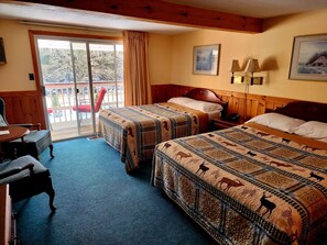 Quarto Duplo Deluxe, 1 quarto, vista para o rio | 1 quarto, ferro/tábua de engomar, Wi-fi grátis, roupa de cama fornecida 