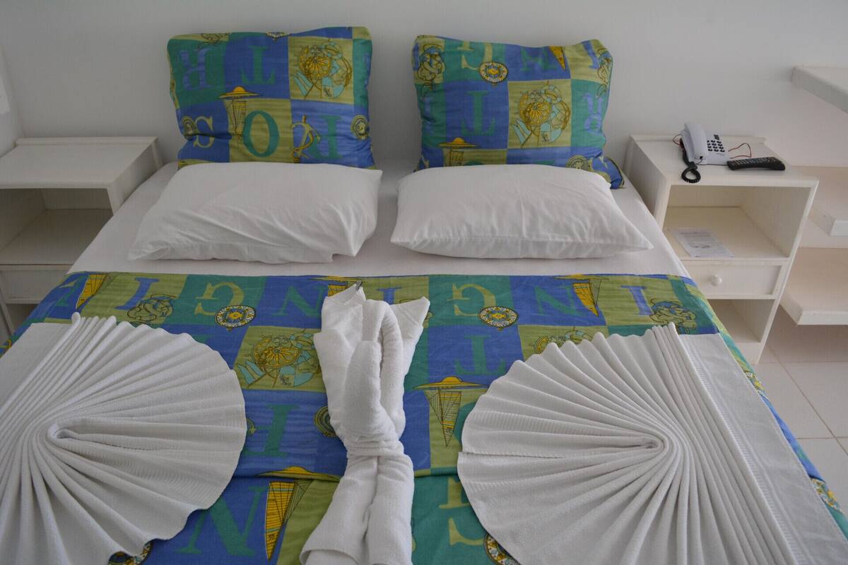 4 quartos, cofre no quarto, secretária, cortinas/cortinados opacos