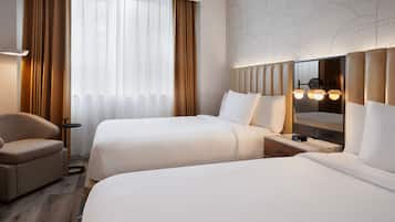Roupas de cama premium, cofres nos quartos, escrivaninha