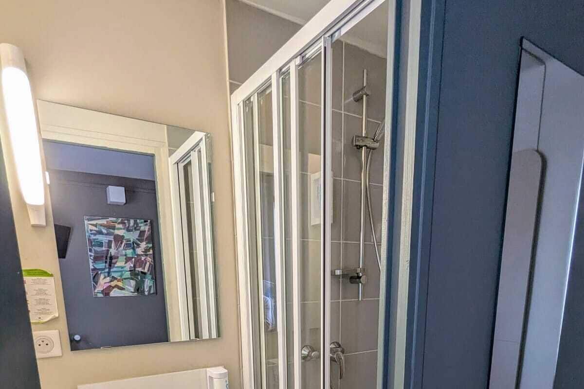 Quarto solteiro | 1 quarto, roupas de cama premium, edredons de pluma, escrivaninha