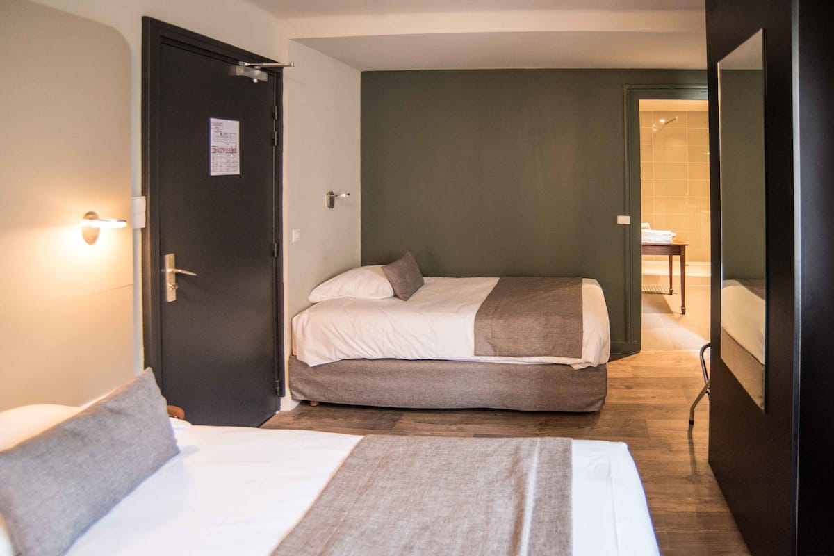 Quarto triplo | 1 quarto, roupas de cama premium, edredons de pluma, escrivaninha