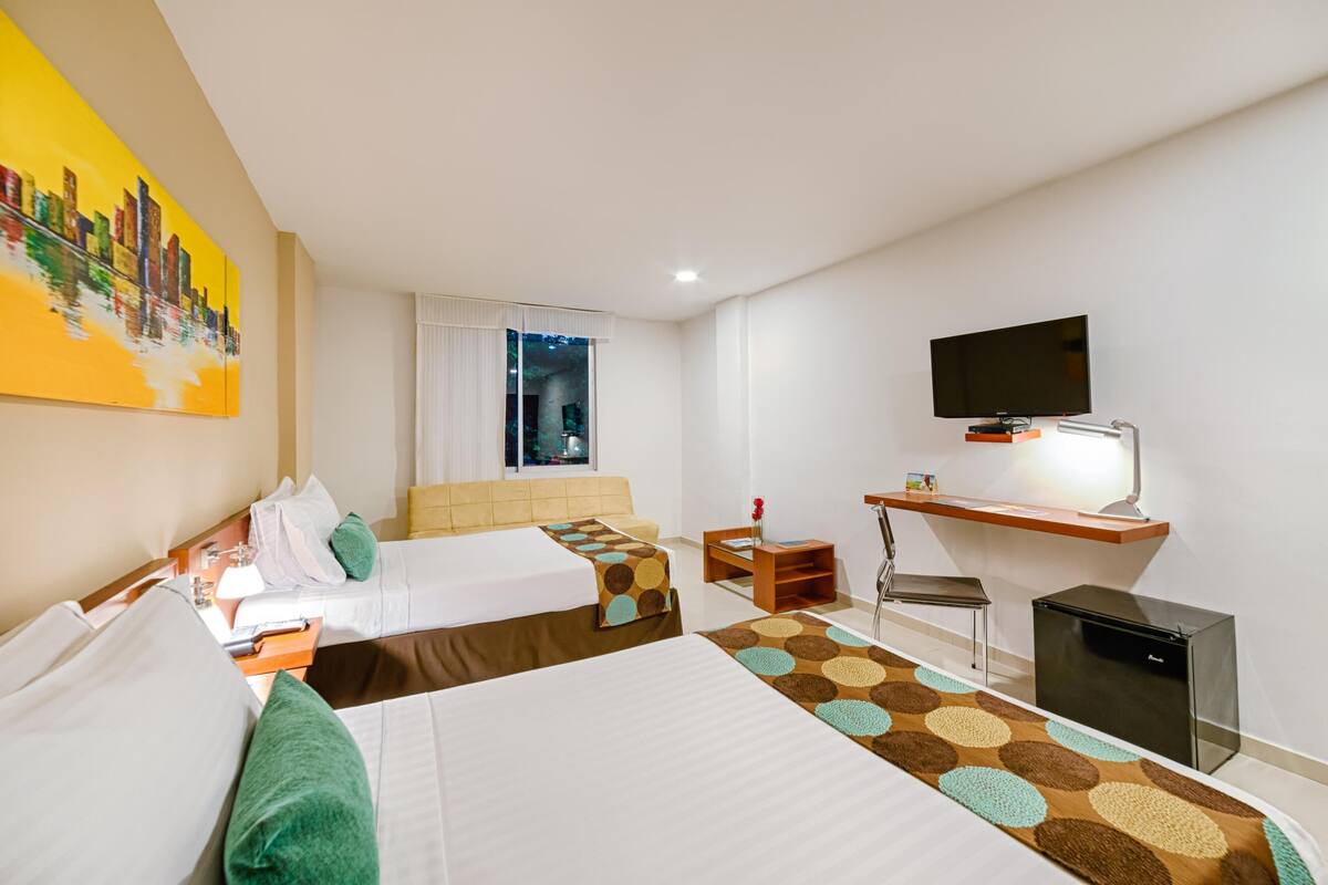 Frigobar, cofres nos quartos, escrivaninha, Wi-Fi de cortesia