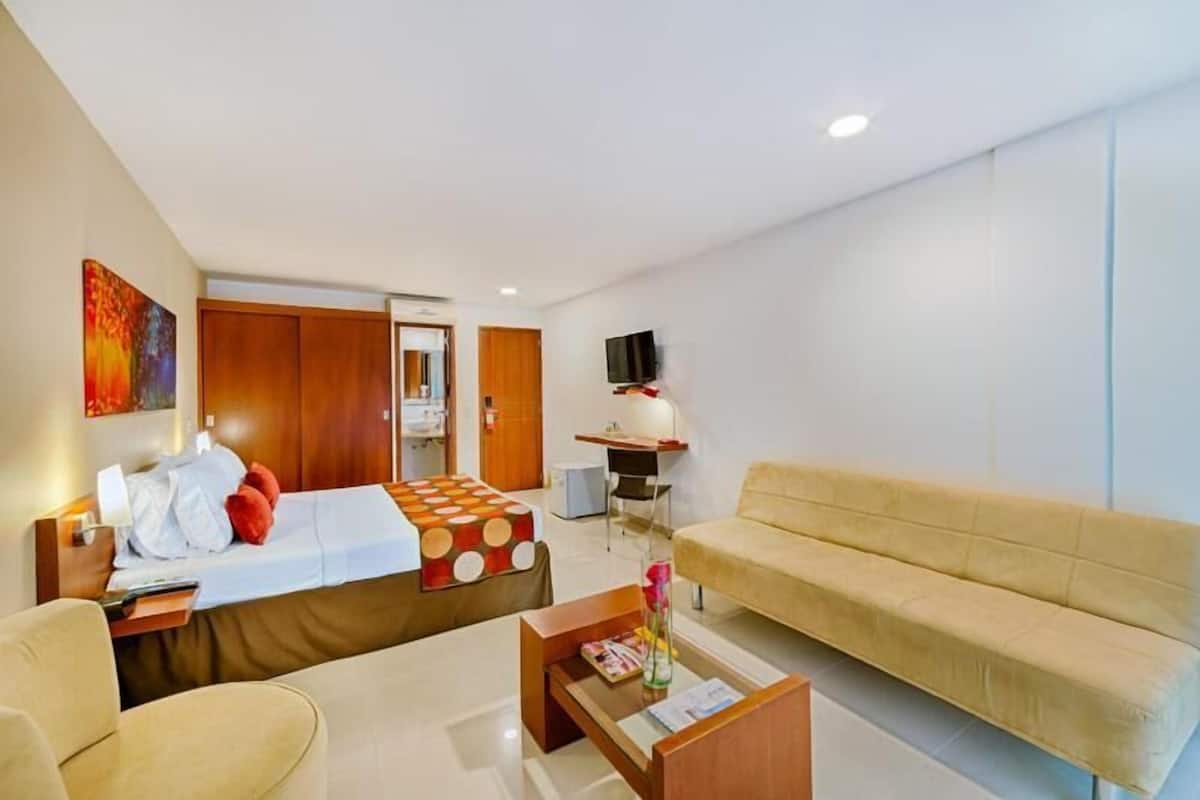 Frigobar, cofres nos quartos, escrivaninha, Wi-Fi de cortesia