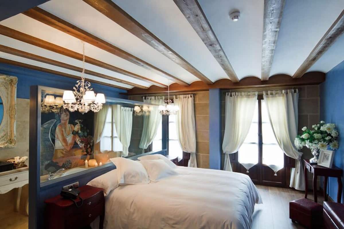Roupa de alta qualidade, minibar, cofre no quarto, secretária