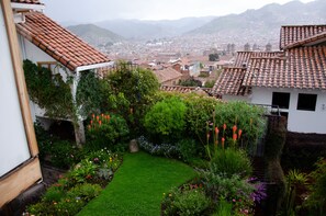 Quarto duplo superior, 2 camas de solteiro, vista para o jardim | Edredons de pluma, camas Select Comfort, cofres nos quartos