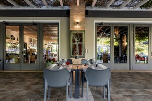 Pequenos-almoços servidos, cozinha italiana, com vista para o jardim 