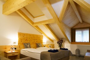 Quarto triplo clássico | Frigobar, cofres nos quartos, escrivaninha, Wi-Fi de cortesia