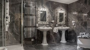 Suite Presidencial | Casa de banho | Artigos de higiene pessoal grátis, um secador de cabelo, chinelos