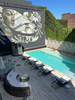 Piscina exterior sazonal, guarda-sóis, espreguiçadeiras 