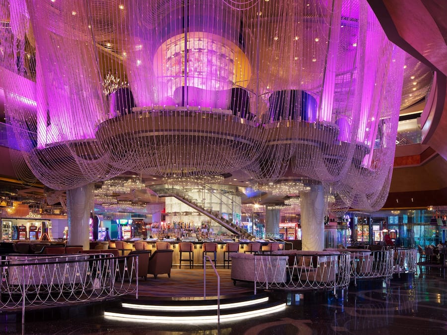 8 bares/lounges, 2 bares junto à piscina