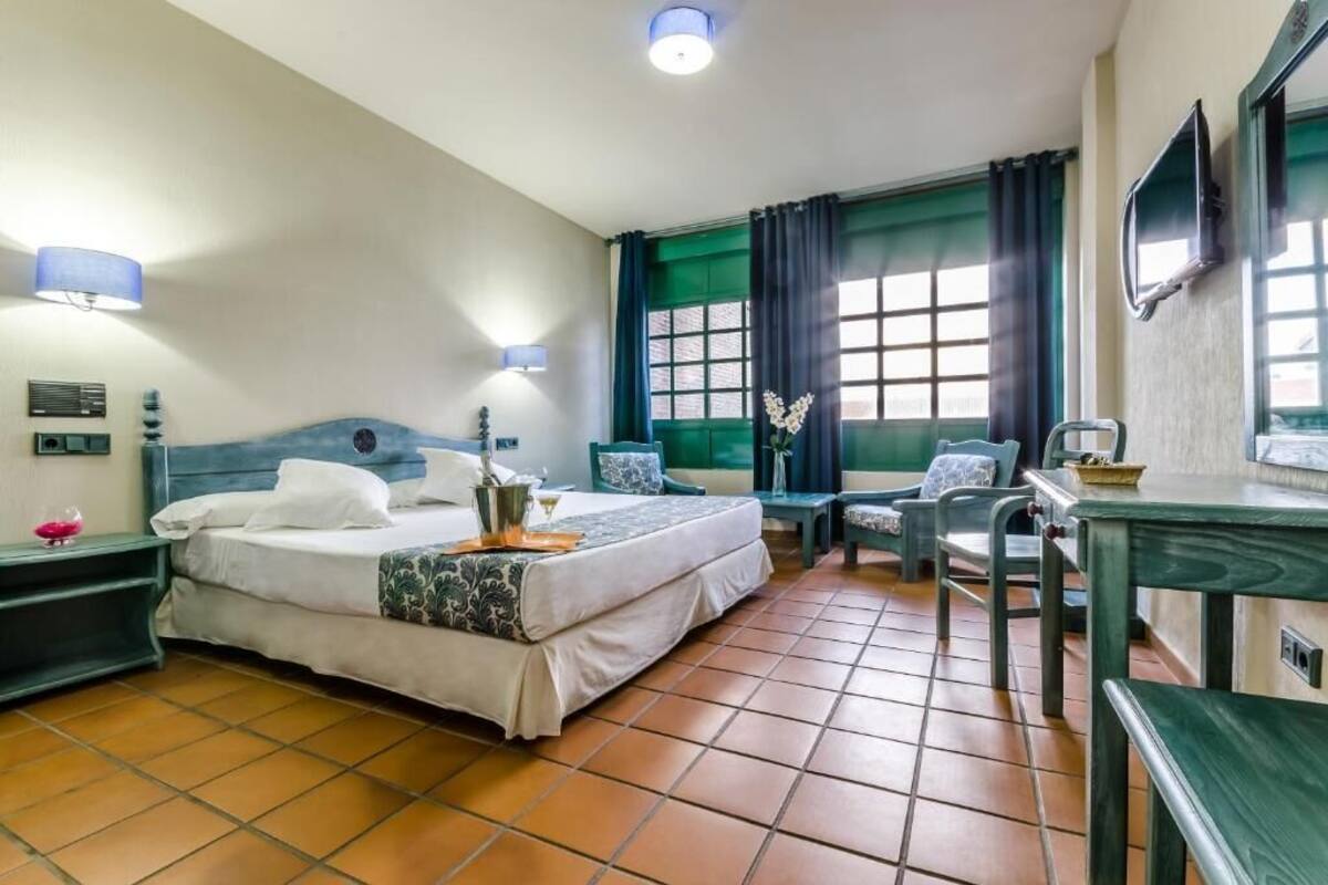 Cofre no quarto, secretária, cortinas/cortinados opacos 