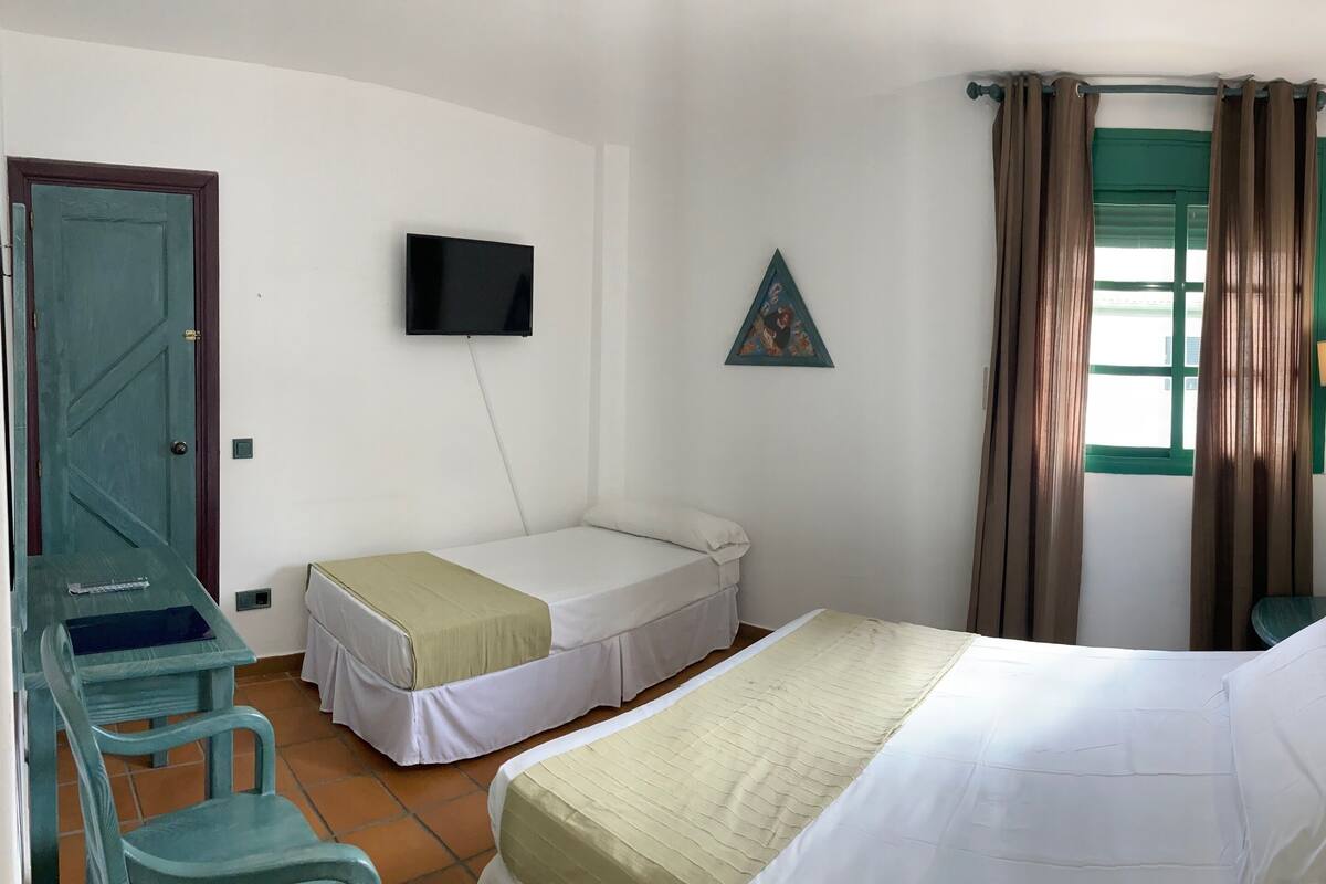 Quarto Duplo | Cofre no quarto, secretária, cortinas/cortinados opacos 