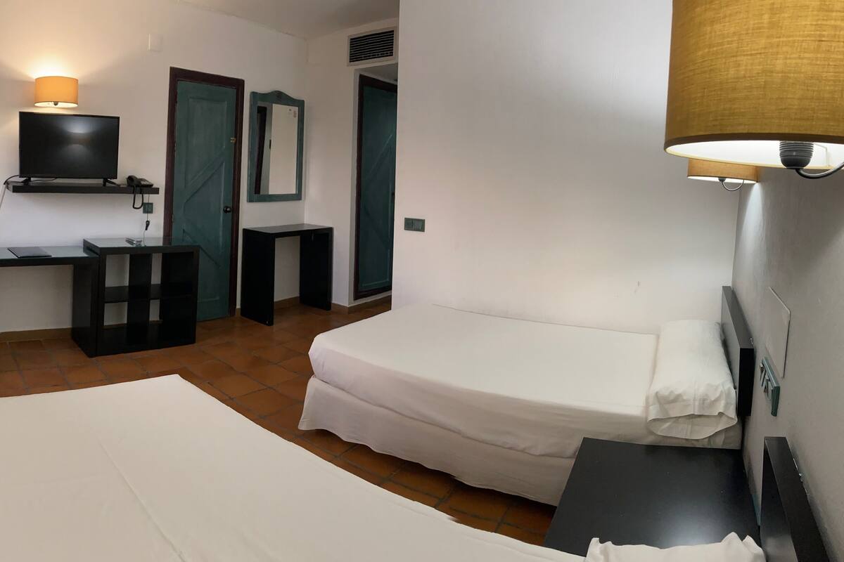 Quarto Twin | Cofre no quarto, secretária, cortinas/cortinados opacos 