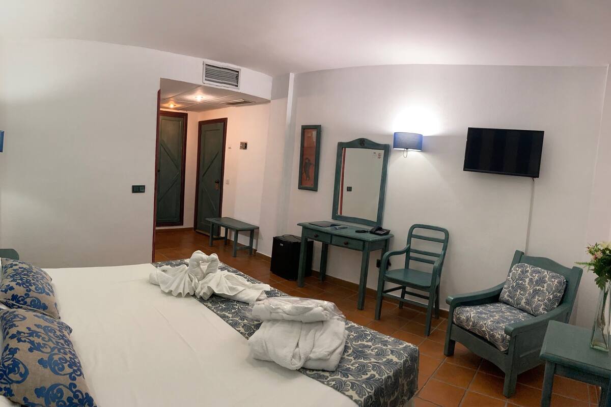 Suite, banheira | Cofre no quarto, secretária, cortinas/cortinados opacos 