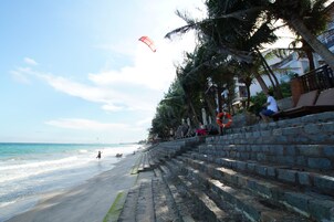 Na praia, espreguiçadeiras, guarda-sóis de praia, esqui aquático 
