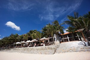 Na praia, espreguiçadeiras, guarda-sóis de praia, esqui aquático 
