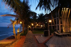 Na praia, espreguiçadeiras, guarda-sóis de praia, esqui aquático 