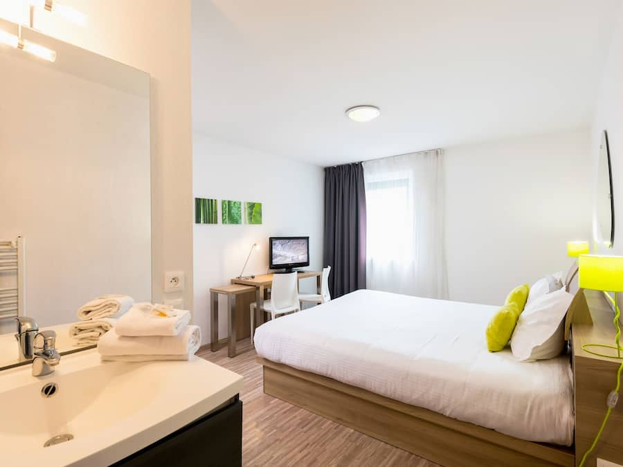 Estúdio empresarial, 1 cama King | Escrivaninha, quartos à prova de som, ferros/tábuas de passar roupa