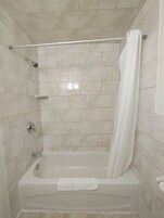Quarto standard | Banheiro | Chuveiro, produtos de toalete grátis, secador de cabelo 