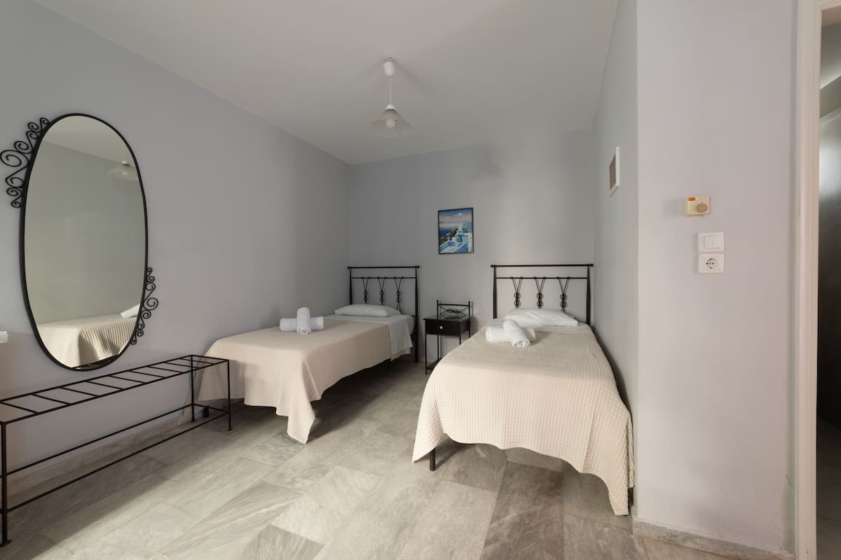 Cofres nos quartos, escrivaninha, ferros/tábuas de passar roupa