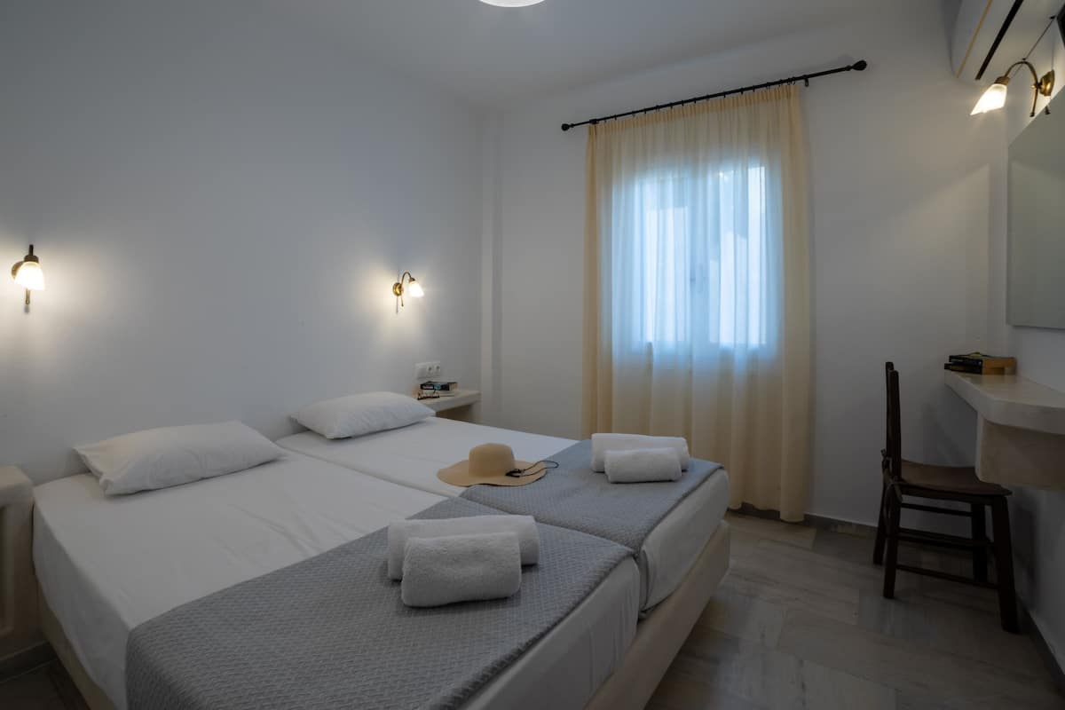 Cofres nos quartos, escrivaninha, ferros/tábuas de passar roupa