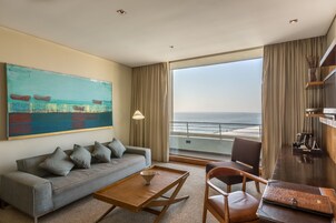 Suite, 1 cama king-size, não fumadores | Sala | Televisor de ecrã plano de 32 polegadas com canais por cabo, televisor 