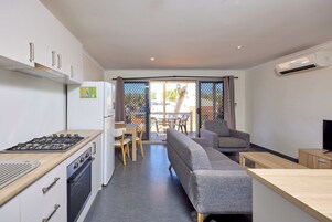 Cabana standard | Área de estar | TV de tela plana