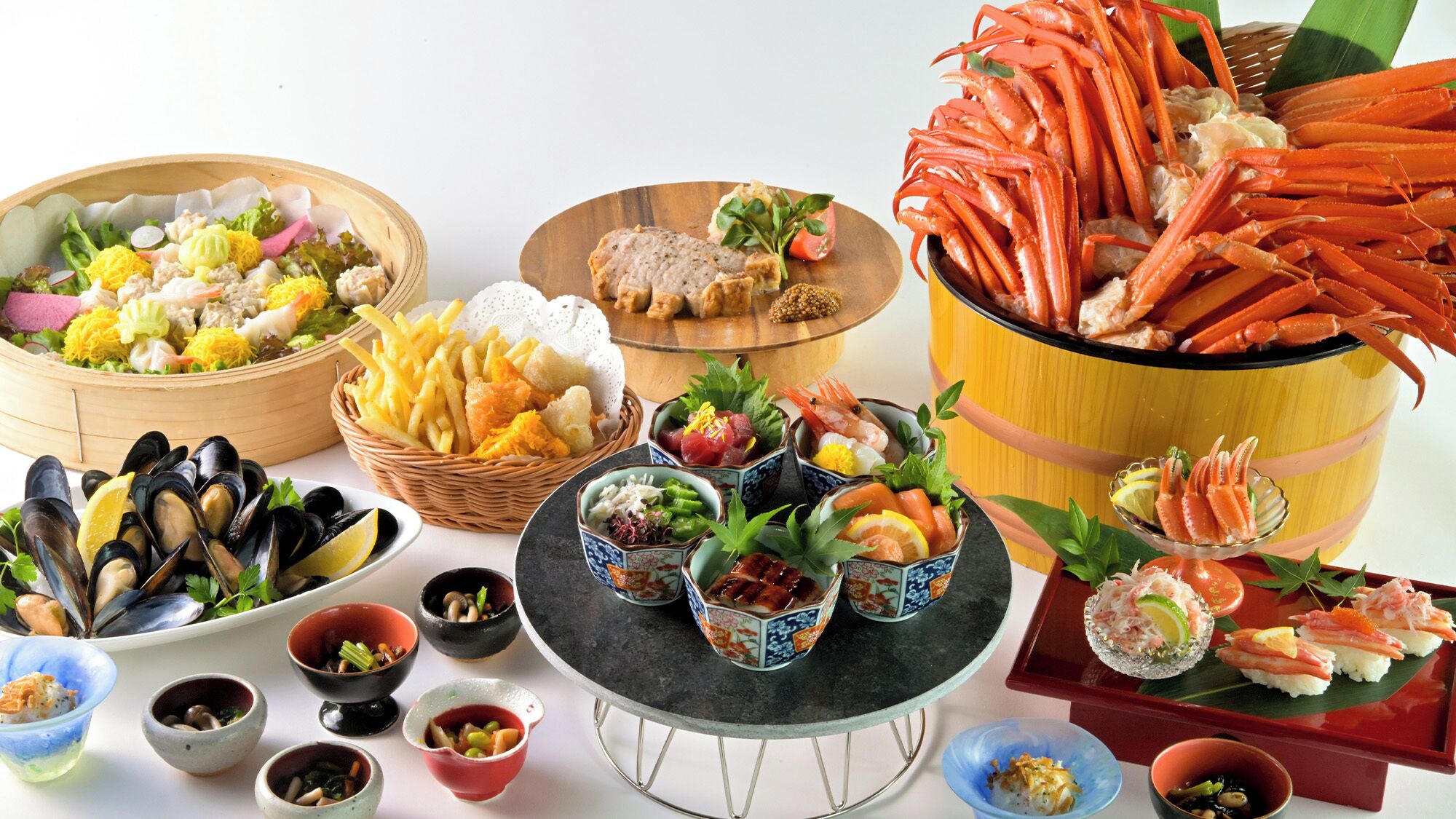 Diversos pratos com frutos do mar, incluindo mexilhões, caranguejo e sushi.