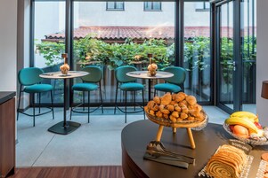 Pequeno-almoço tipo buffet diário (18 EUR por pessoa) 