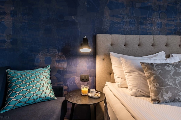 Camas com colchões pillow-top, cofres nos quartos, escrivaninha