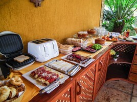 Café da manh ã com buffet grátis todos os dias