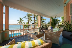 Quarto, 1 cama King, vista para o oceano | Terraço/pátio
