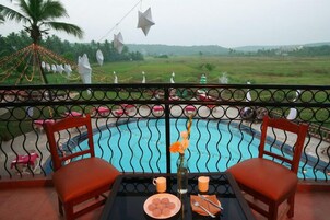 Quarto Deluxe, vista para a piscina | Vista do quarto