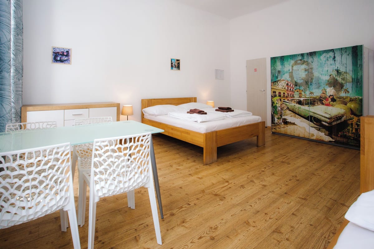 5. Quadruple Room, Private WC, Shared Bathroom | Escrivaninha, quartos à prova de som, ferros/tábuas de passar roupa