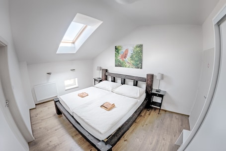 2. Double Room, 1 Double Bed, Private Bathroom | Secretária, quartos insonorizados, ferro/tábua de engomar, Wi-fi . Cuba Bar & Hostel