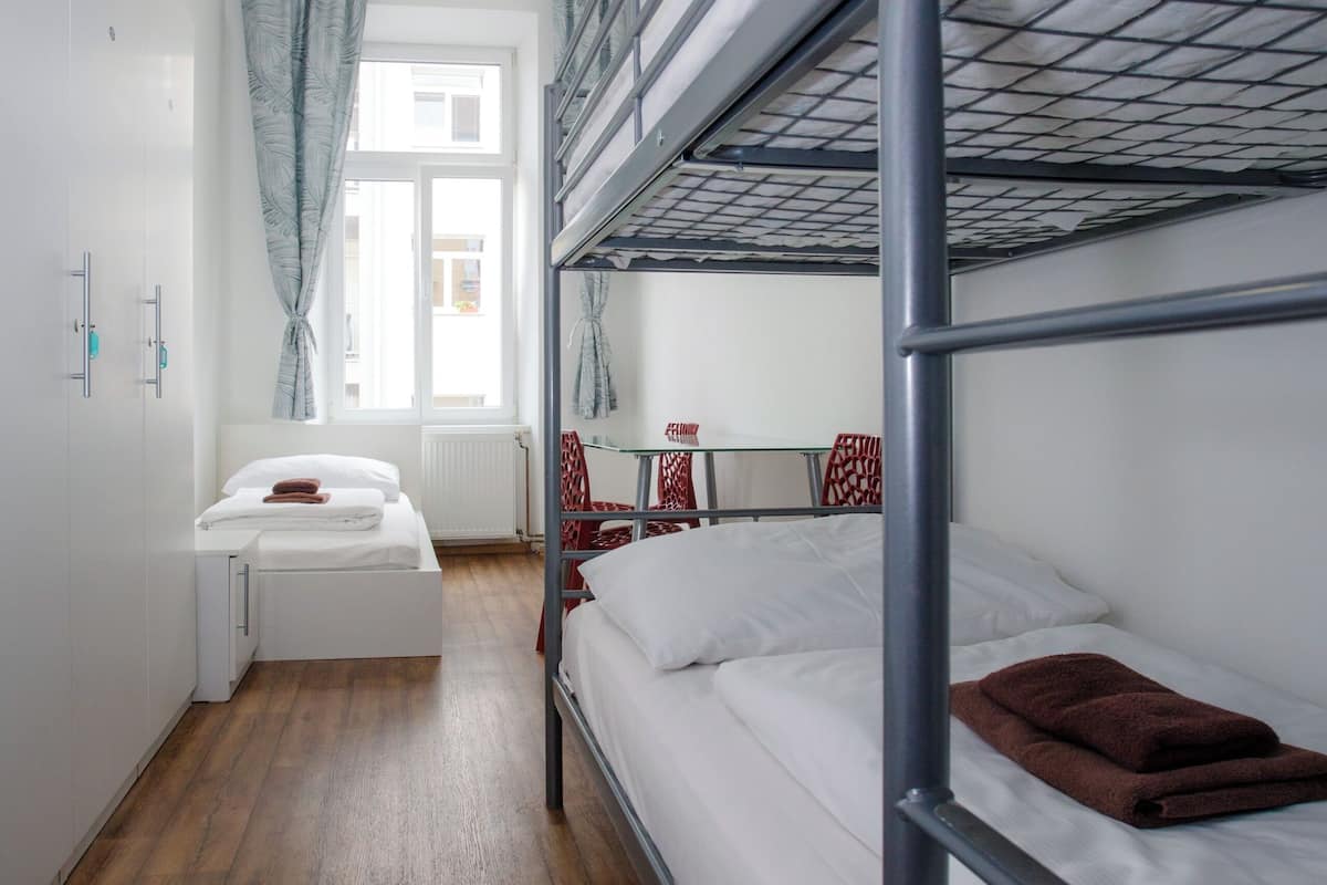 8. Shared Dormitory, Women only (1 Bed in 4-Bedded Dorm) | Escrivaninha, quartos à prova de som, ferros/tábuas de passar roupa