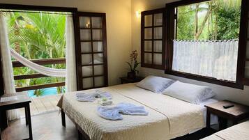 Quarto quádruplo superior, sacada, vista para o jardim | Roupas de cama antialérgicas, frigobar, escrivaninha