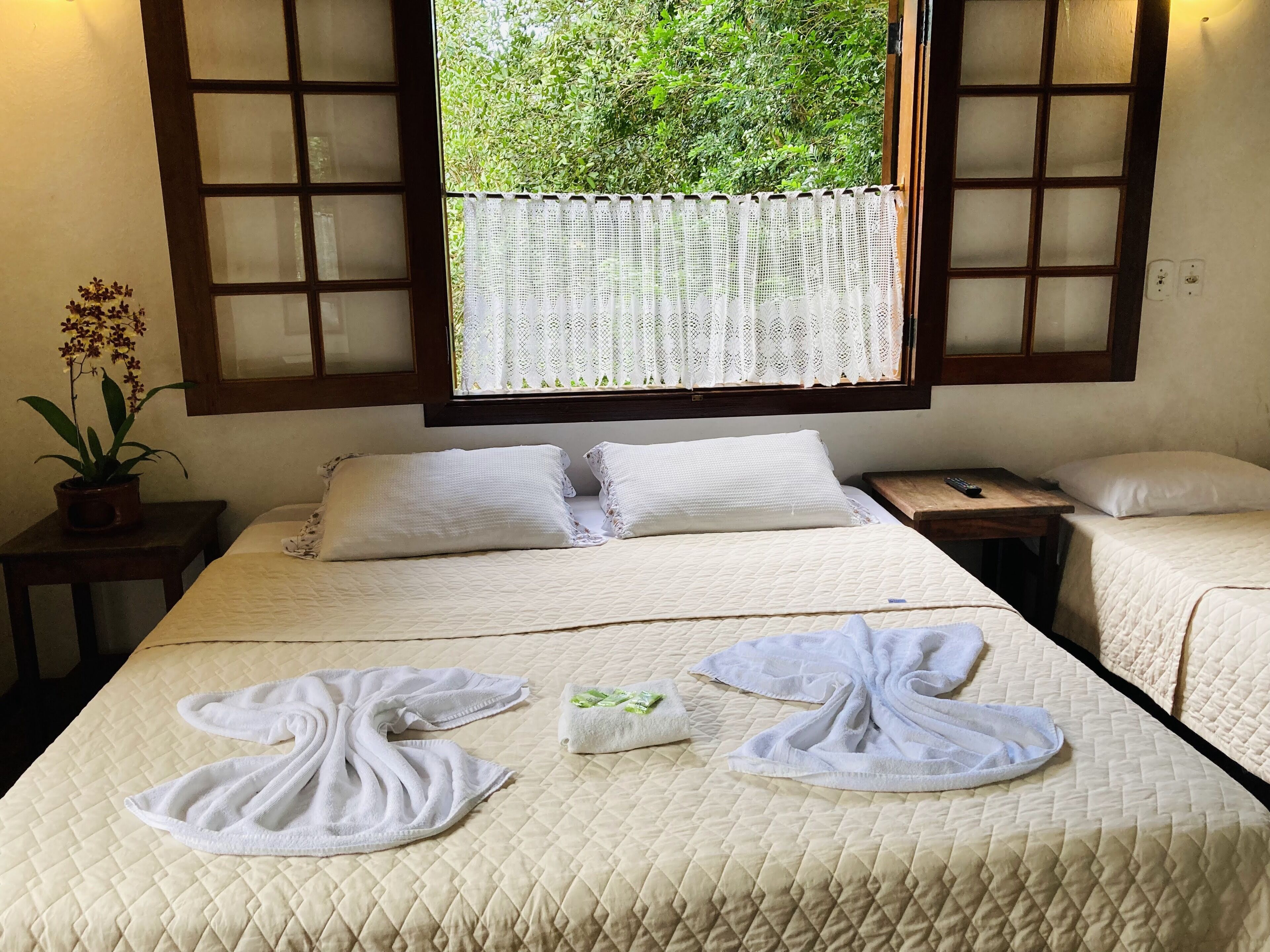 Quarto Quádruplo Superior, varanda, vista para o jardim | Roupa hipoalergénica, minibar, secretária, ferro/tábua de engomar 