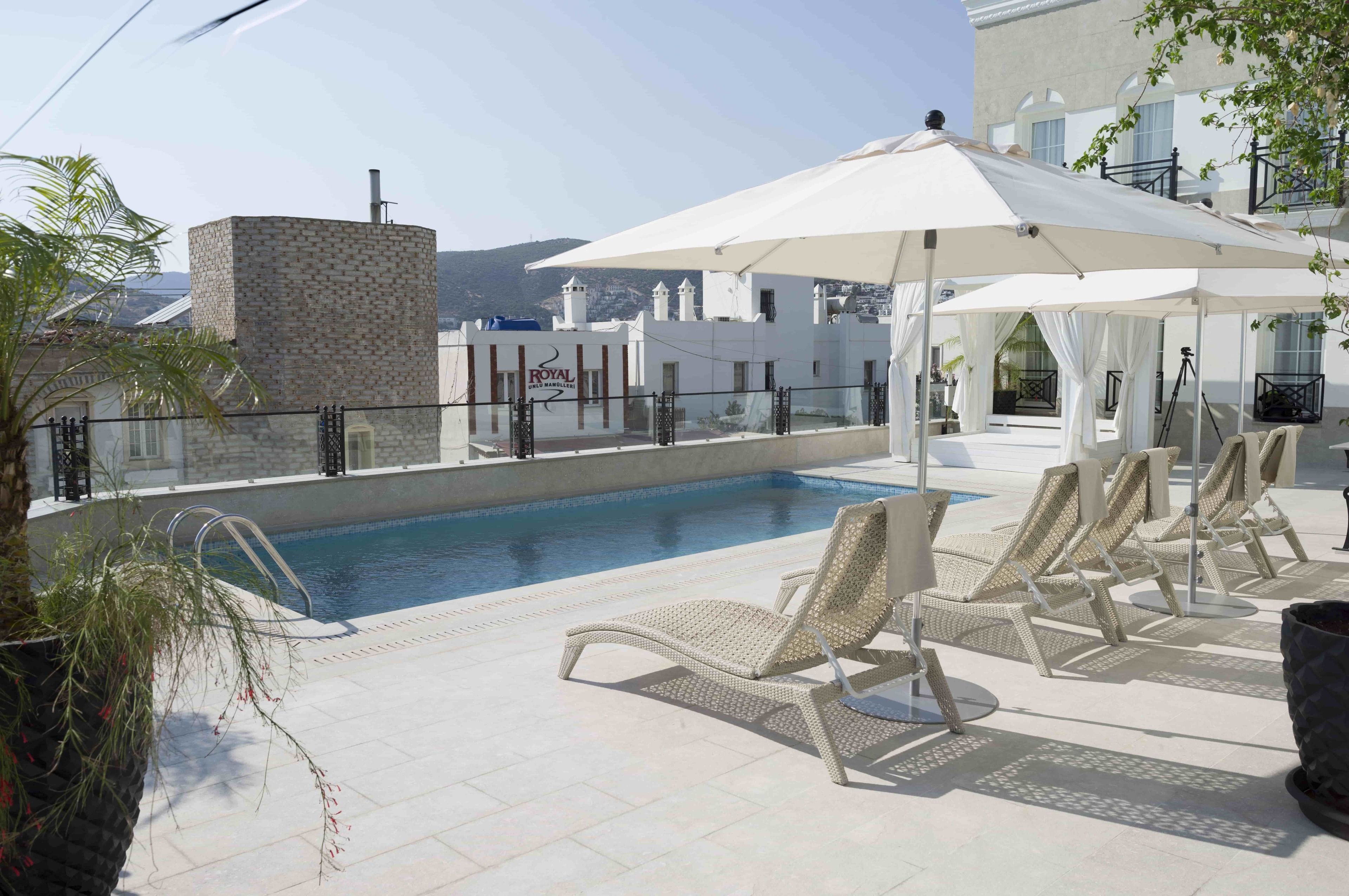 Piscina externa sazonal, guarda-sóis, espreguiçadeiras