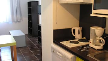 Um frigorífico, um micro-ondas, uma placa de cozinha