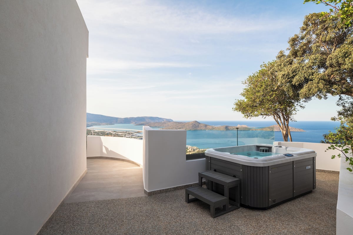 Suíte júnior, banheira de imersão, vista para o mar | Terraço/pátio