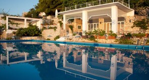 Piscina exterior sazonal, guarda-sóis, espreguiçadeiras 