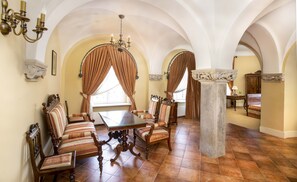 Apartamento Superior | Com decoração personalizada, com mobília individualizada, secretária