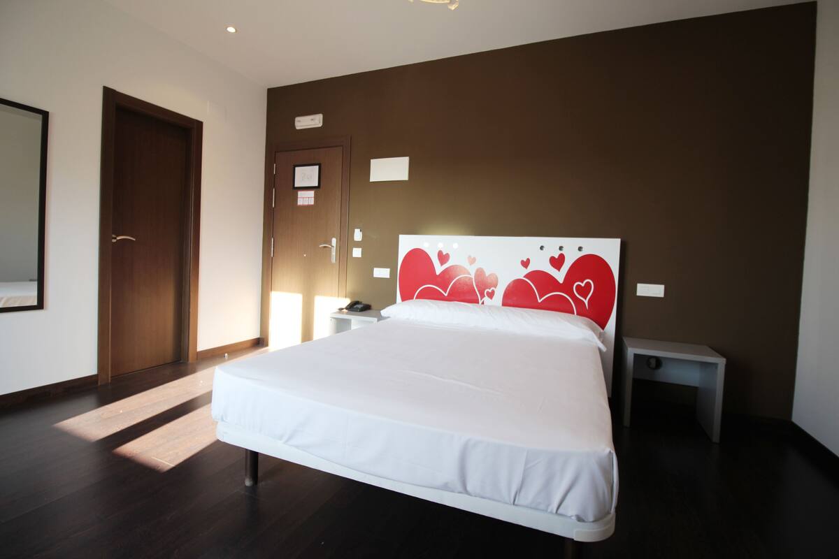 Edredons de pluma, frigobar, escrivaninha, cortinas blackout