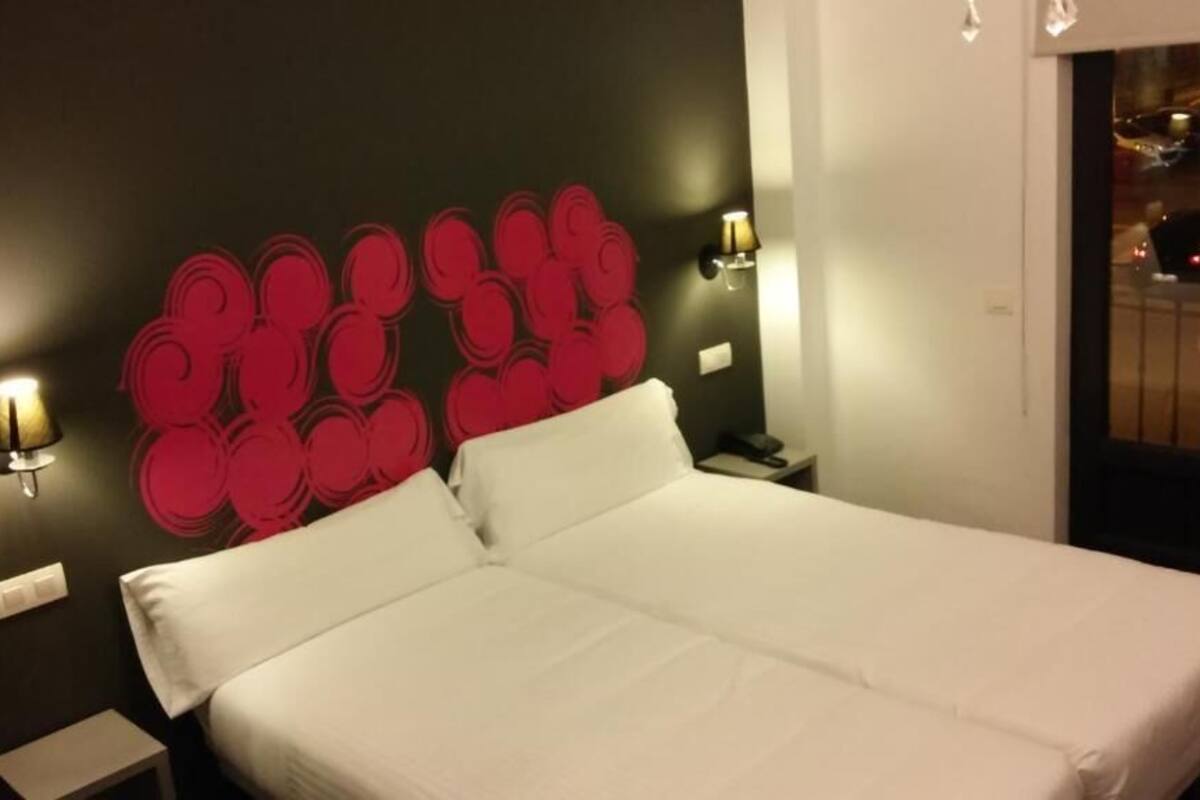 Edredons de pluma, frigobar, escrivaninha, cortinas blackout