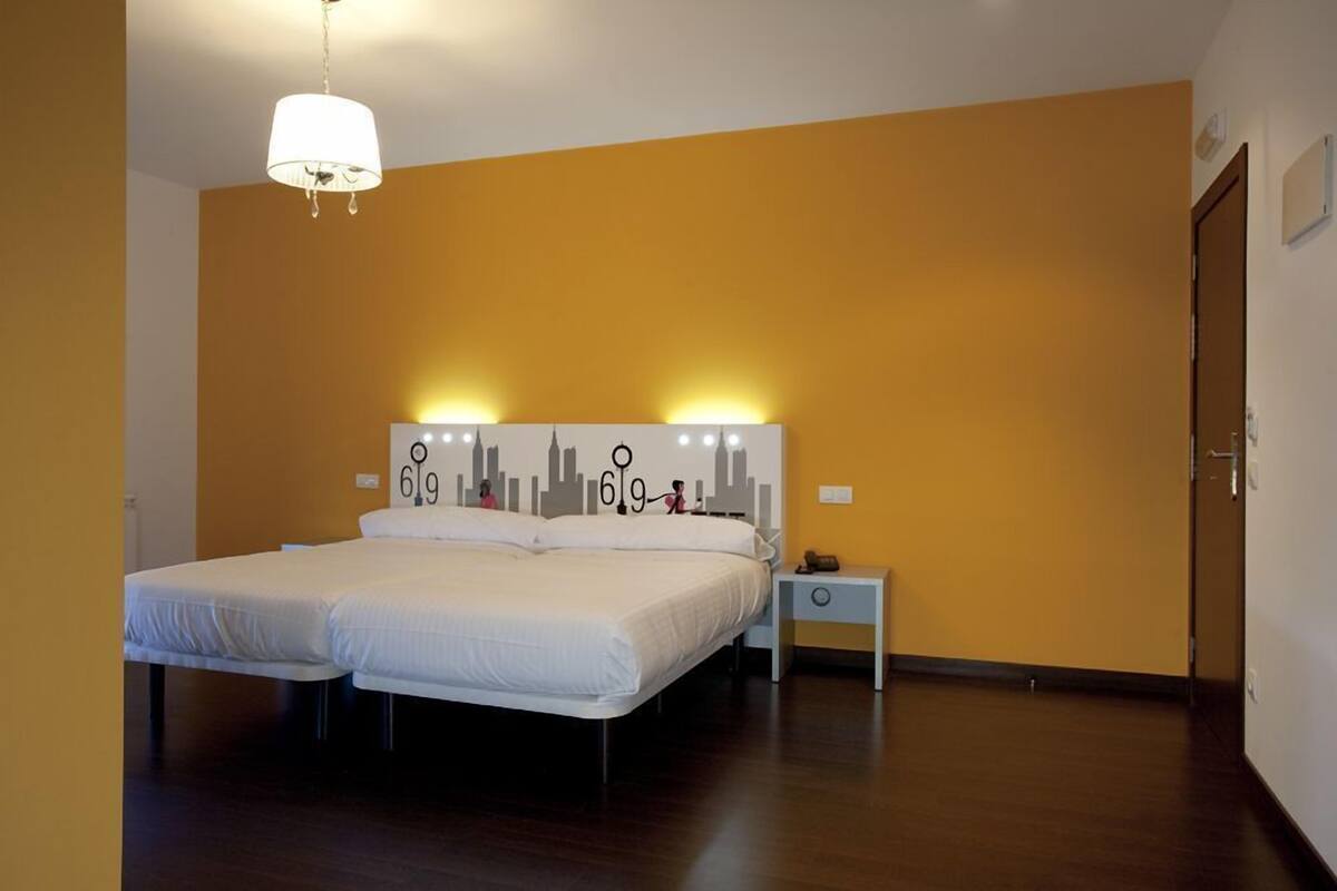 Quarto triplo família, 1 quarto | Edredons de pluma, frigobar, escrivaninha, cortinas blackout