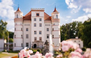 Um edifício semelhante a um castelo, com várias torres e uma entrada central.